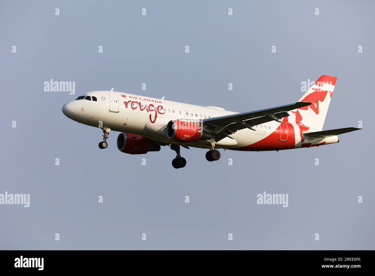 Jazz Airlines Airbus A318, C-FYJE, Landing at Pearson Airport, Runway ...