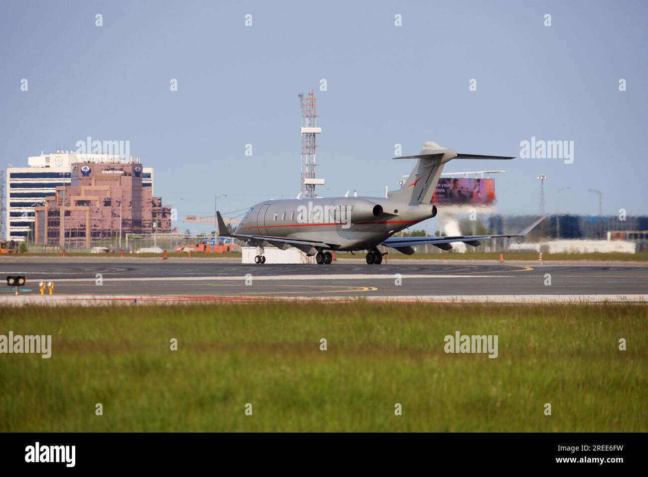Vistajet Bombardier 350, N359VJ, Taxiing to Runway 06L at Toronto ...