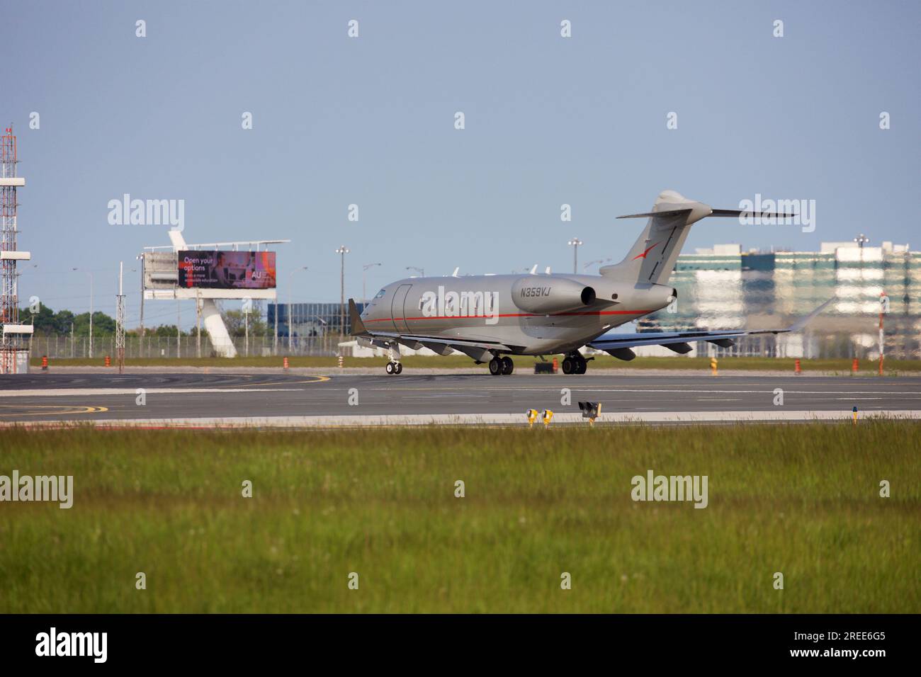 Taxiing for takeoff at pearson airport hi-res stock photography and ...