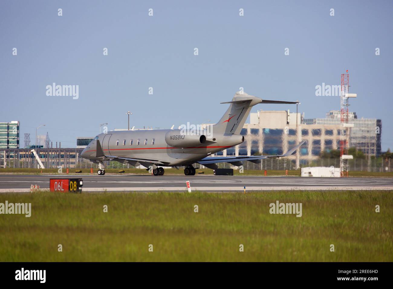 Runway 06l hi-res stock photography and images - Alamy