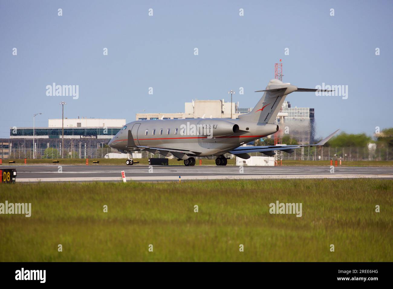 Taxiing for takeoff at pearson airport hi-res stock photography and ...