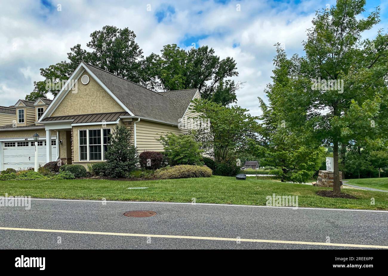 cottage, 1 floor, double garage, trees, plantings, grass, triple window ...