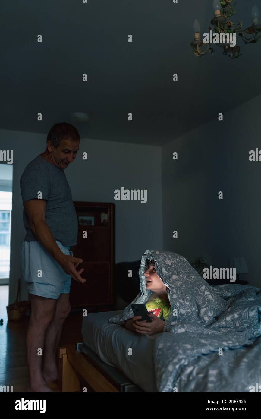 Mutual understanding of father and daughter Stock Photo - Alamy