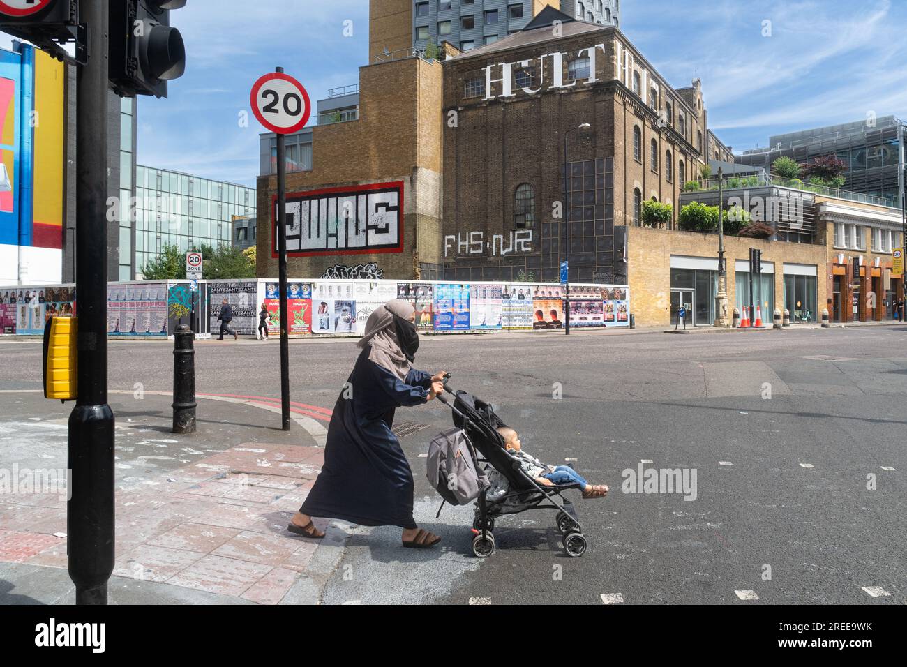Aldgate London street scene Stock Photo - Alamy