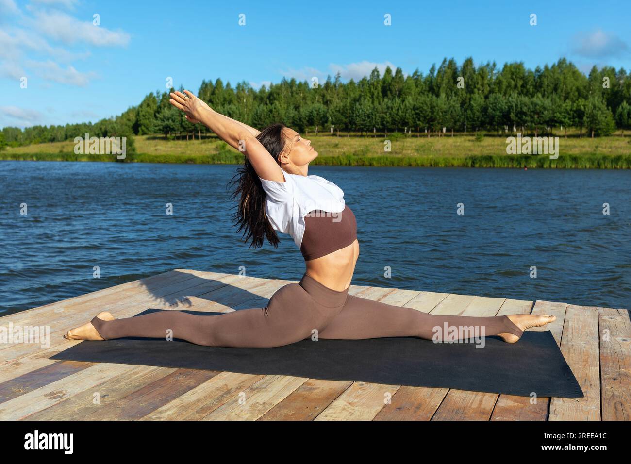 Arms in outstretched position hi-res stock photography and images - Alamy