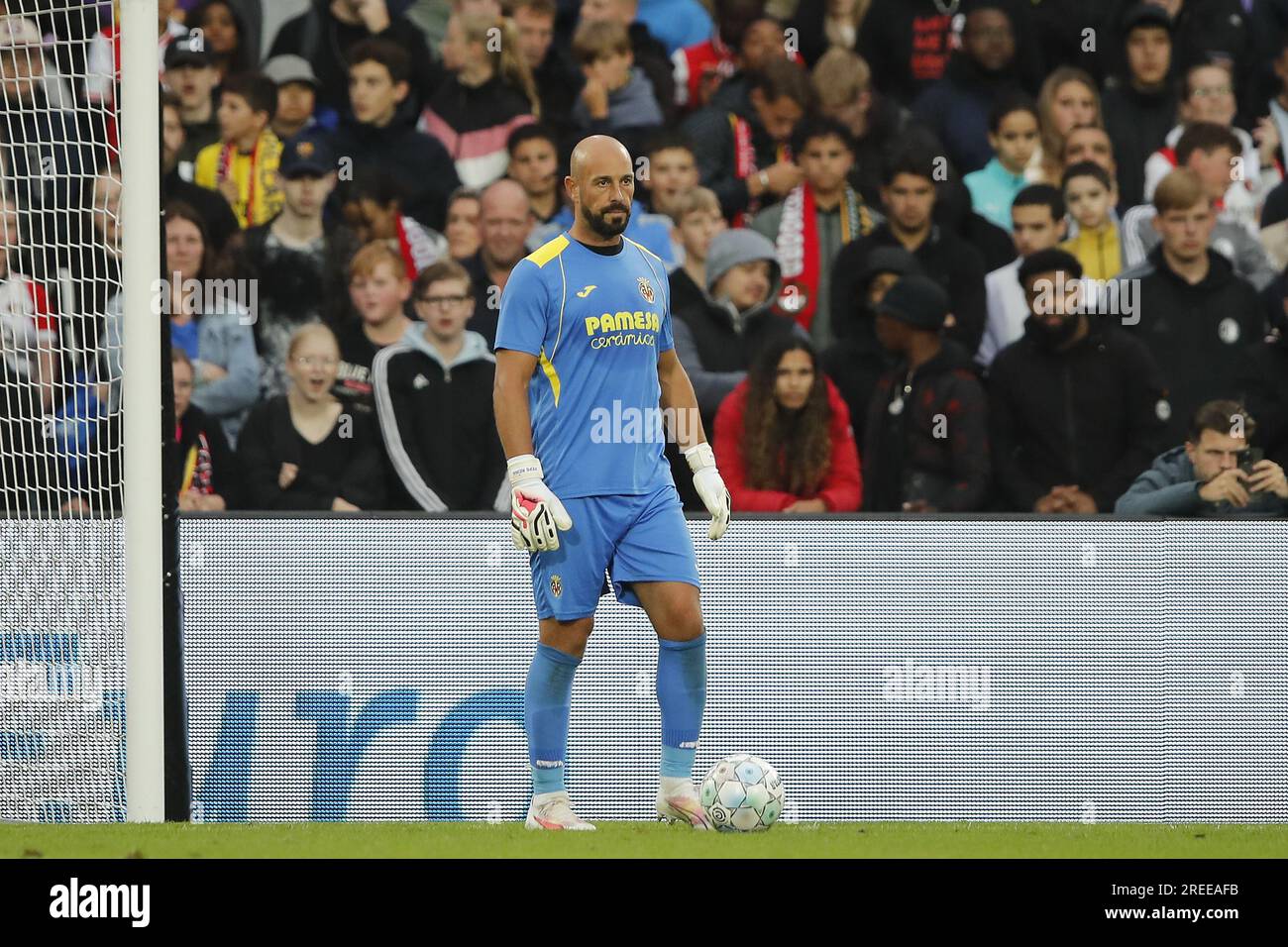 ROTTERDAM - Villarreal CF goalkeeper Pepe Reina during the friendly ...