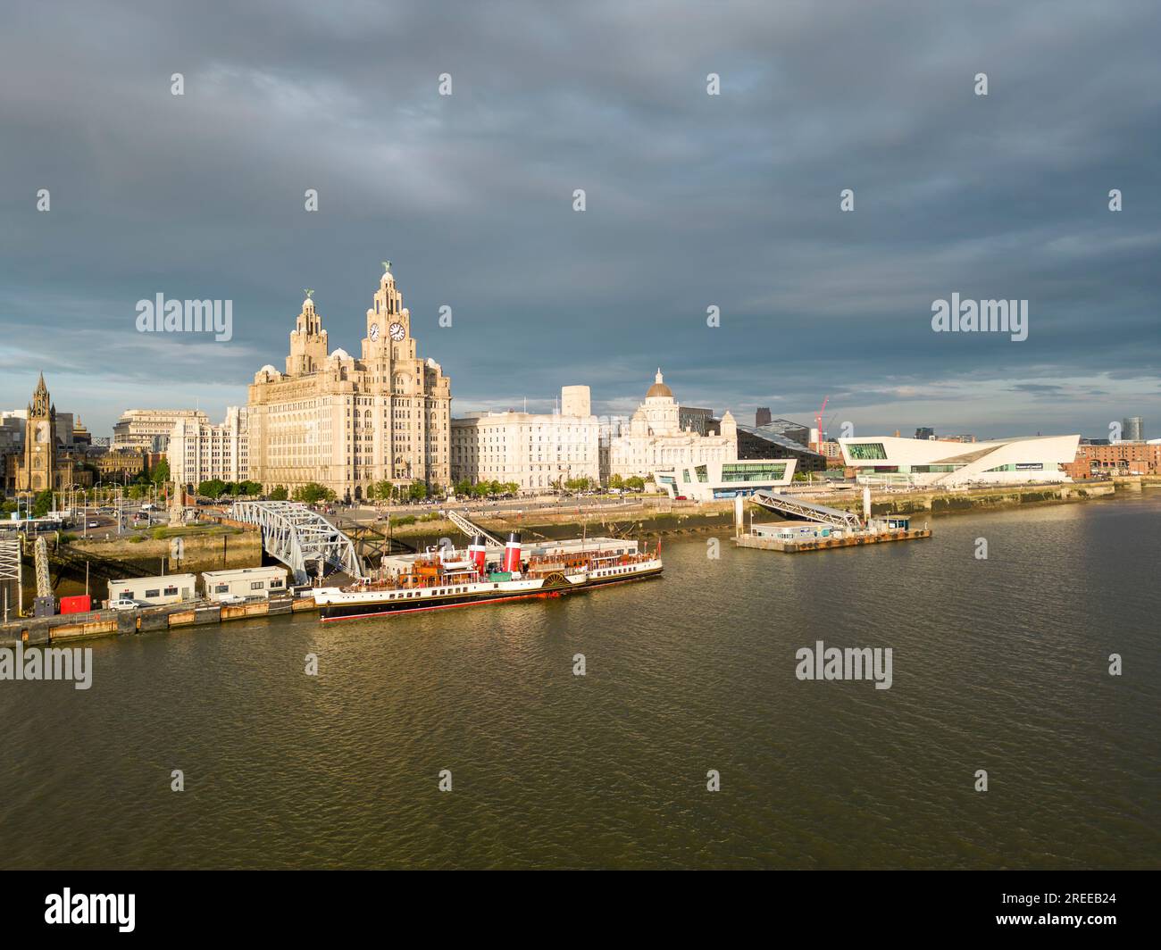 MS Waverley paddle steamer moored in front of the Liver Building, Pier ...