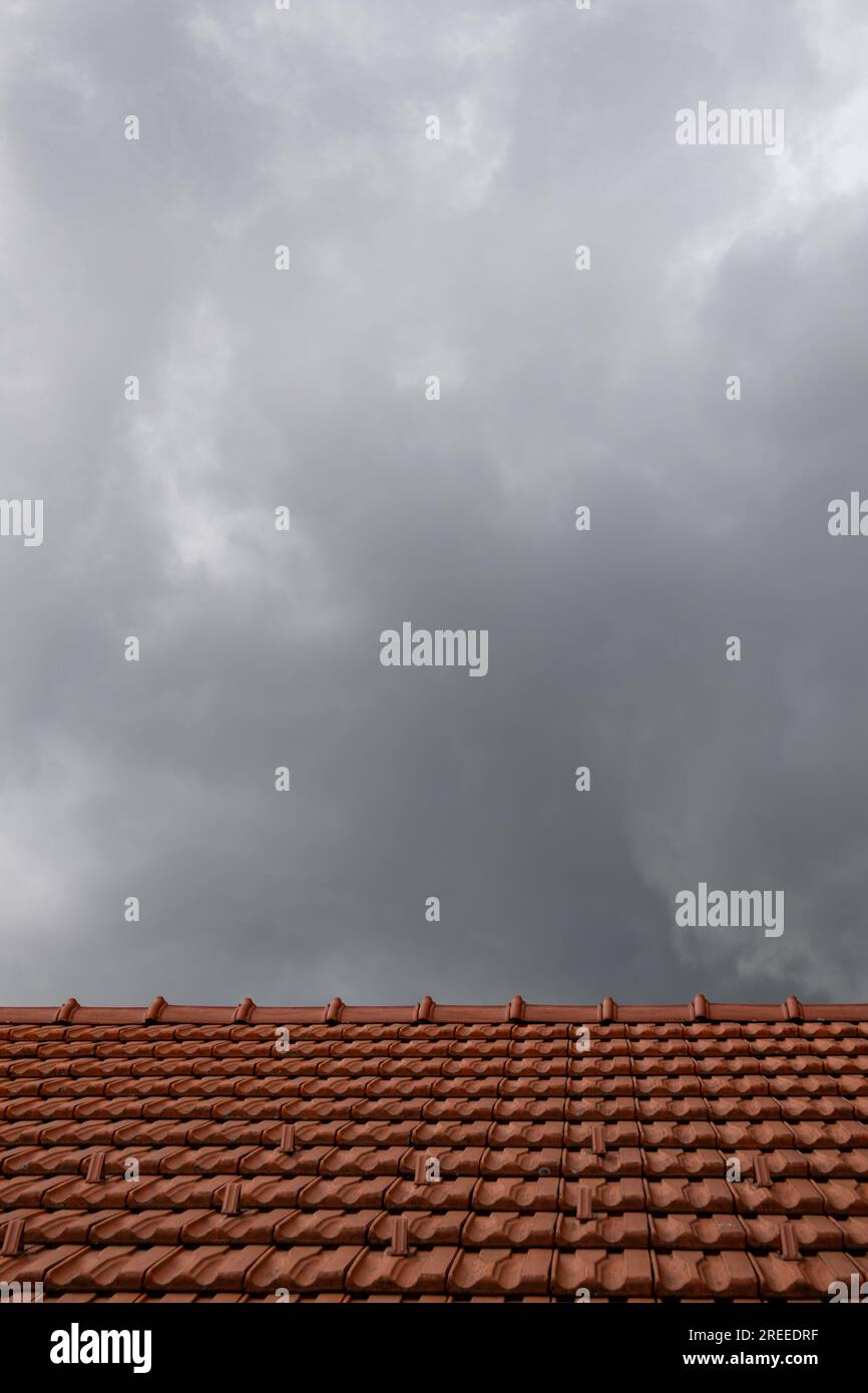 Red tile roof top hi-res stock photography and images - Alamy