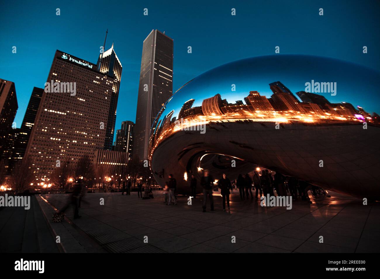 Chicago landmark, the bean, taken at night Stock Photo - Alamy