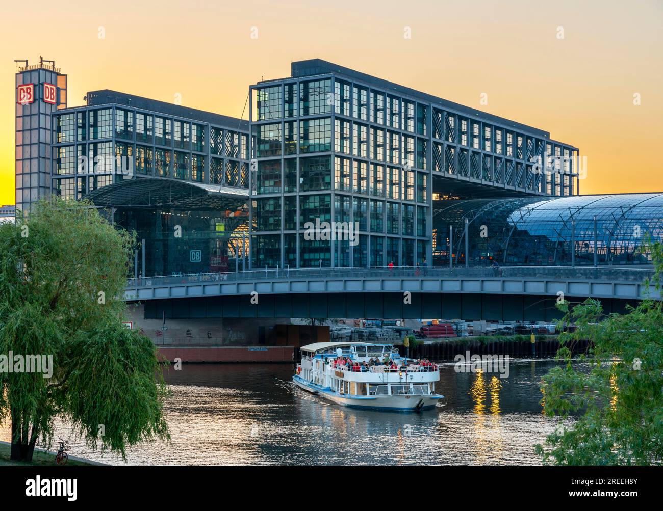 Main station with Spree and excursion steamer, Berlin, Germany Stock ...