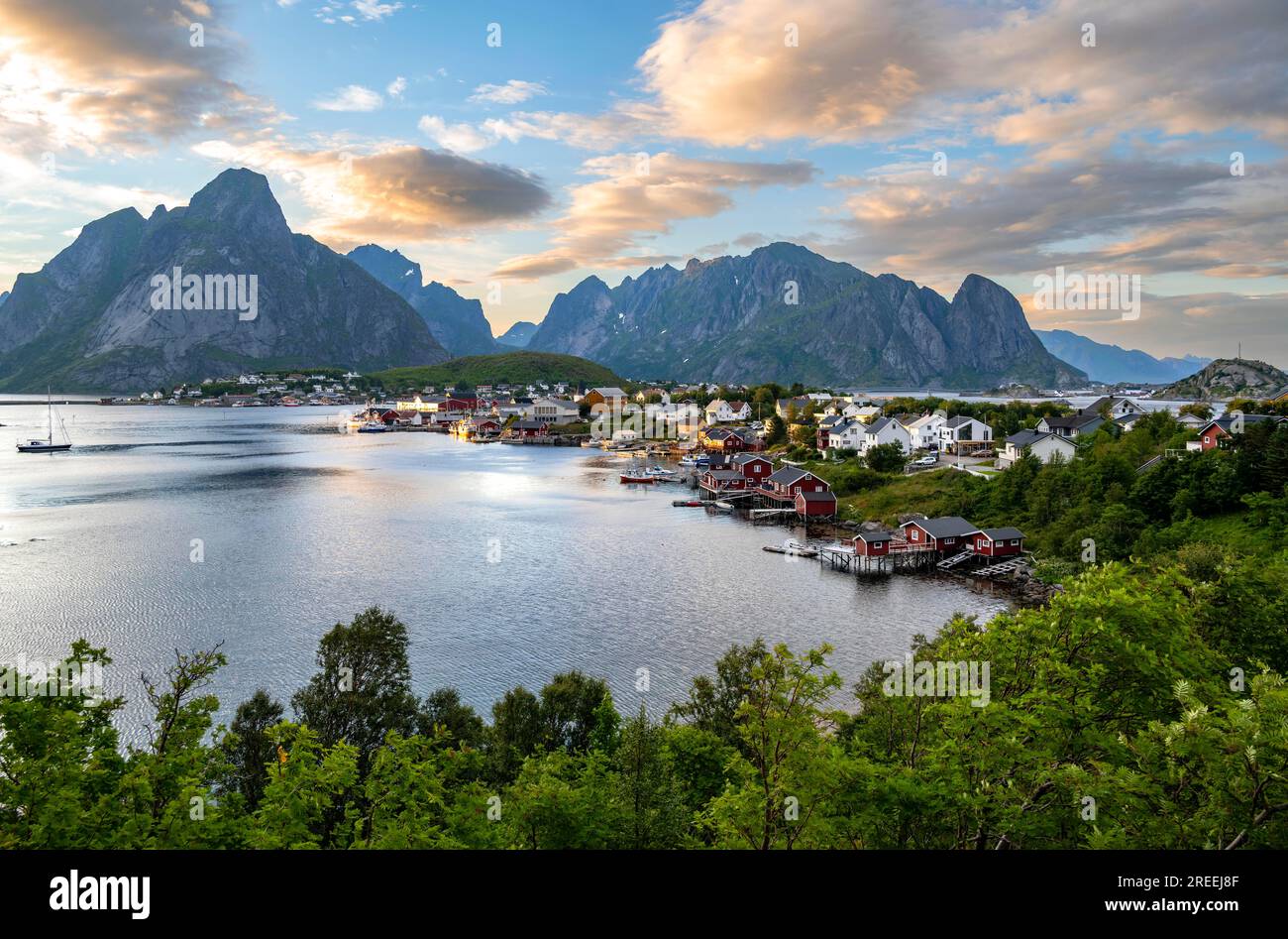 Village view of the fishing village Reine, traditional red Rorbuer ...