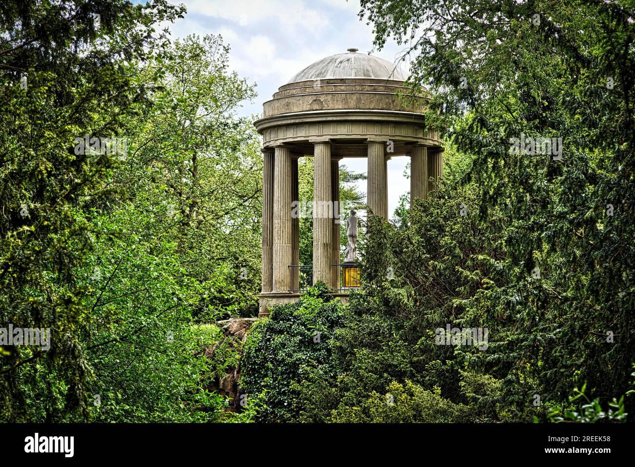 Woerlitzer Park, Venus Temple behind trees Stock Photo - Alamy