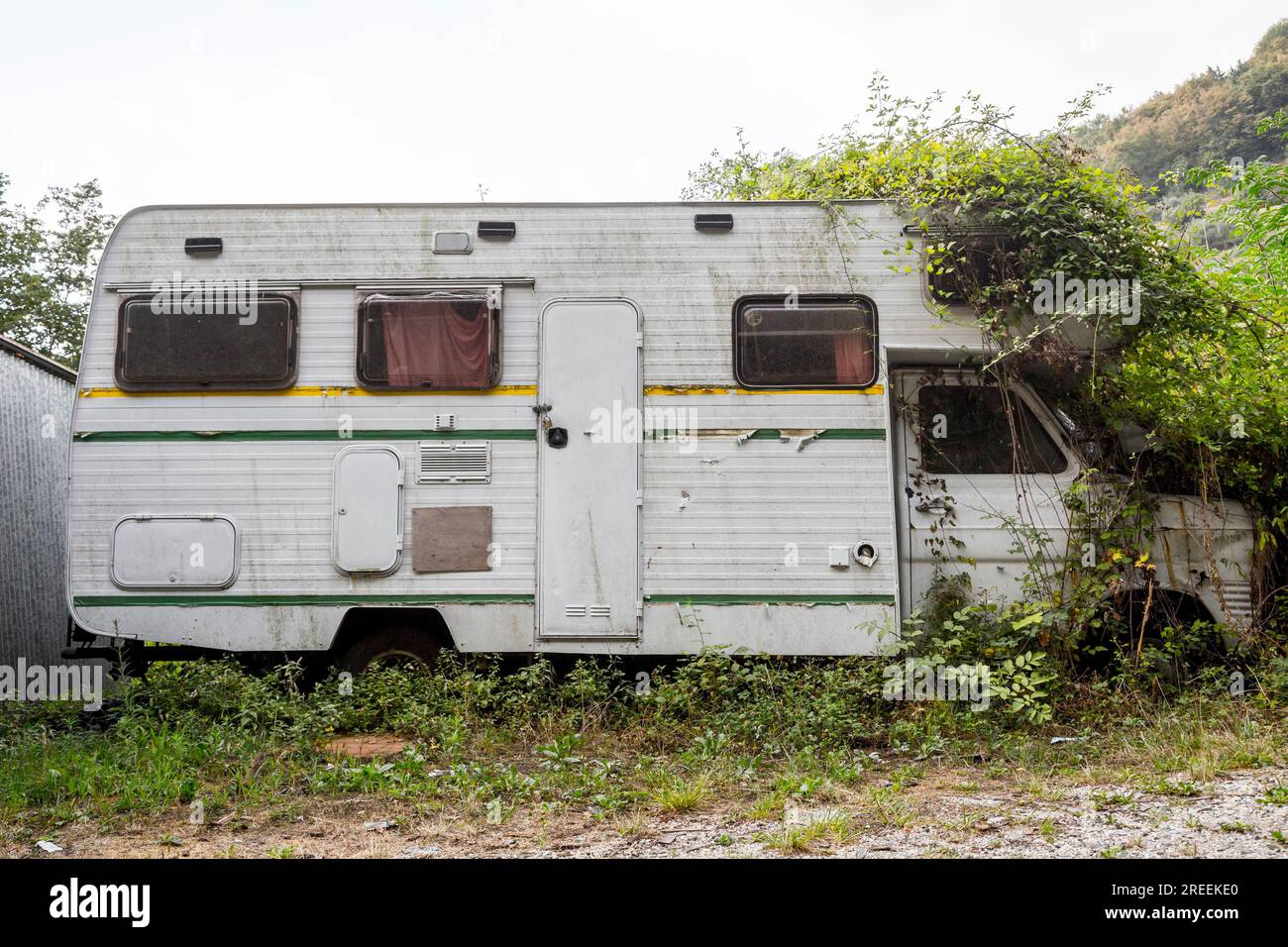 Abandoned camper hi-res stock photography and images - Alamy