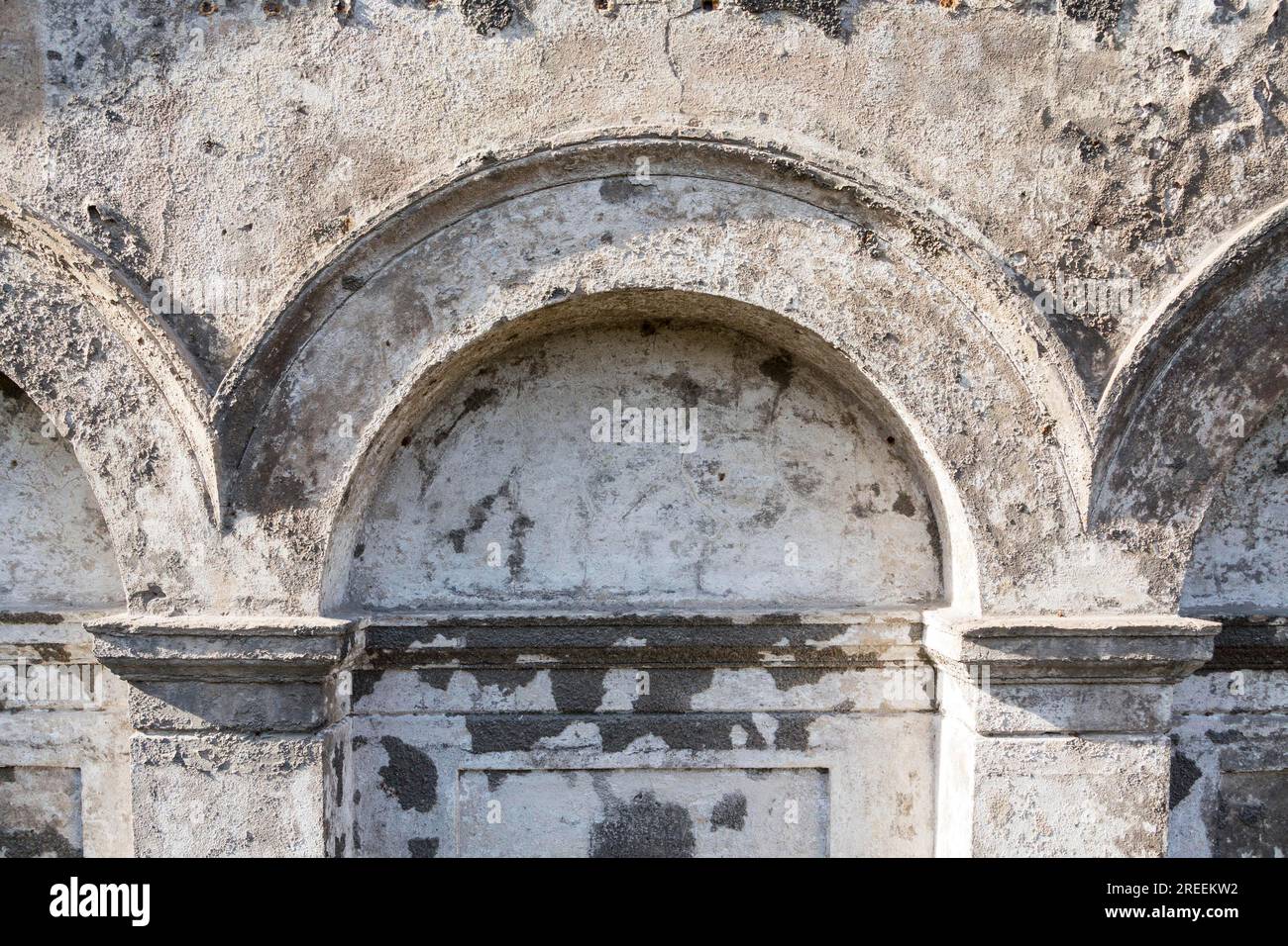 Old grungy arch in a wall, for backgrounds Stock Photo - Alamy