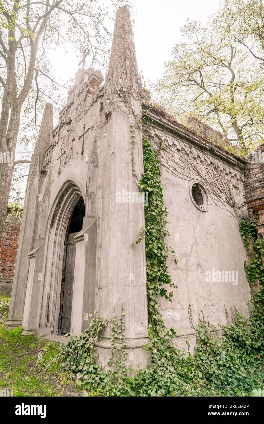 Gothic tomb hi-res stock photography and images - Alamy