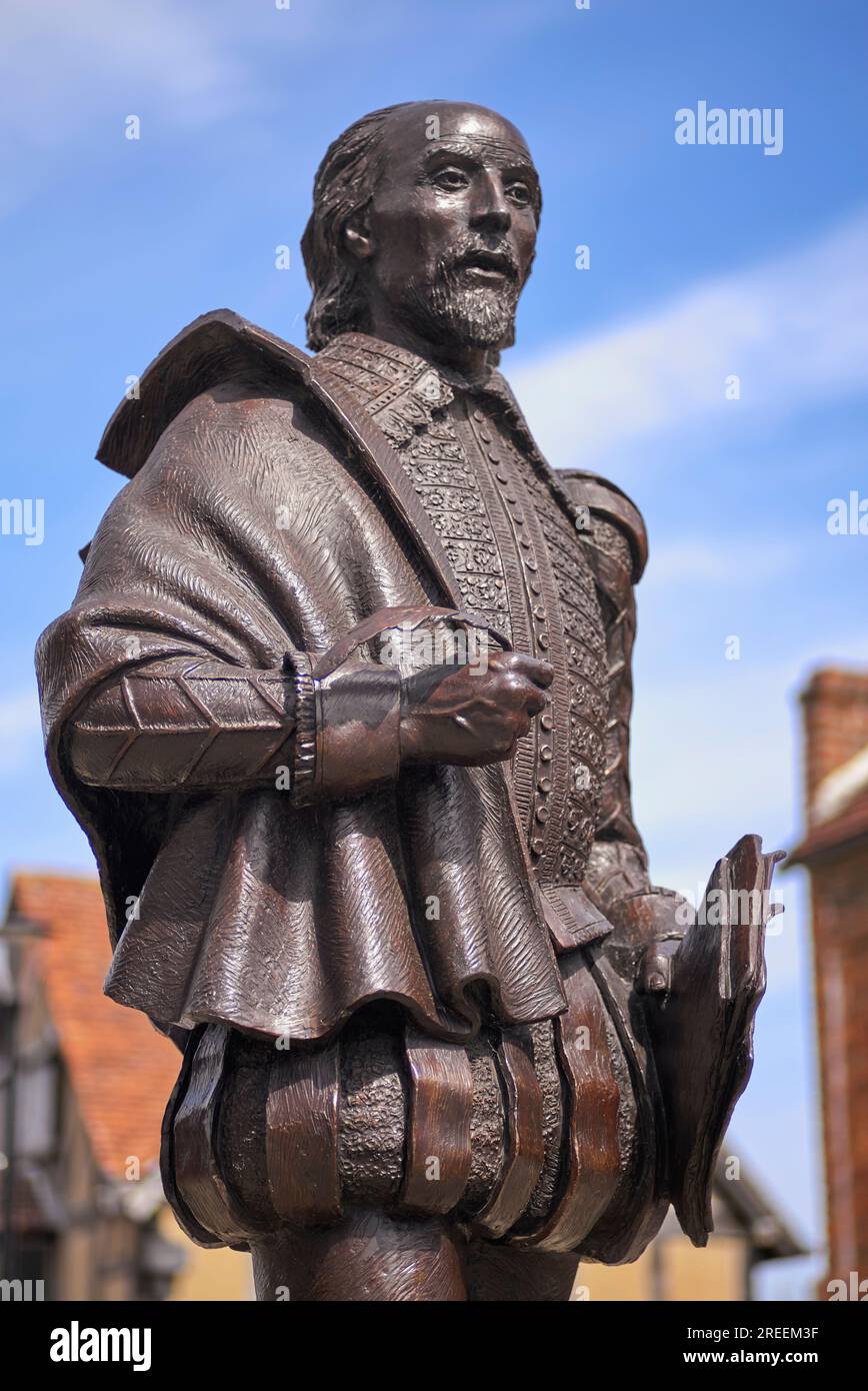 William shakespeare statue hi-res stock photography and images - Alamy