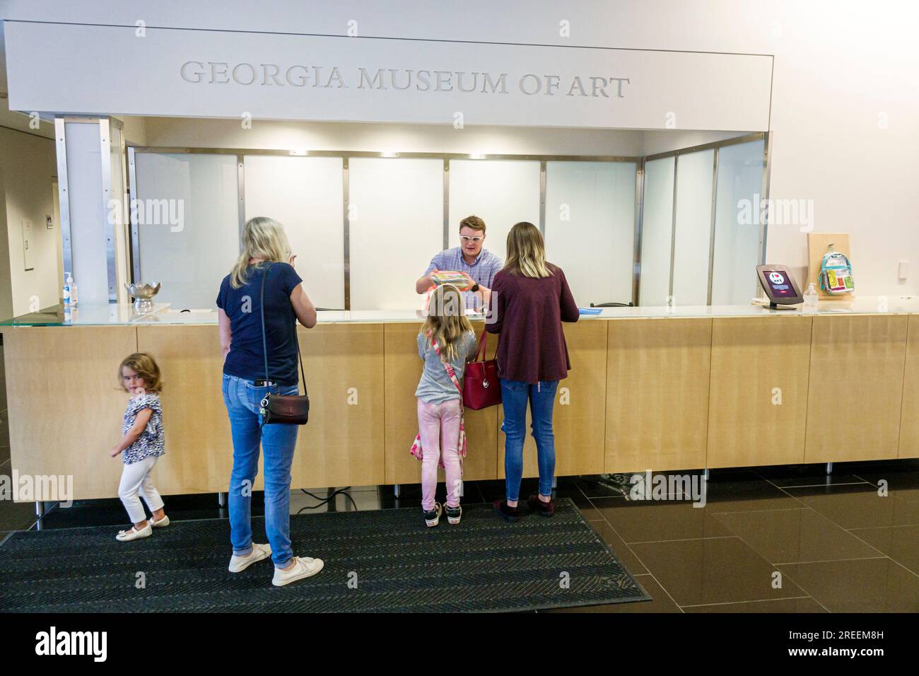 Gallery admissions front desk counter hi-res stock photography and ...