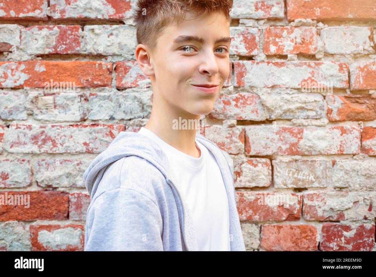 Man in front of brick wall hi-res stock photography and images - Alamy