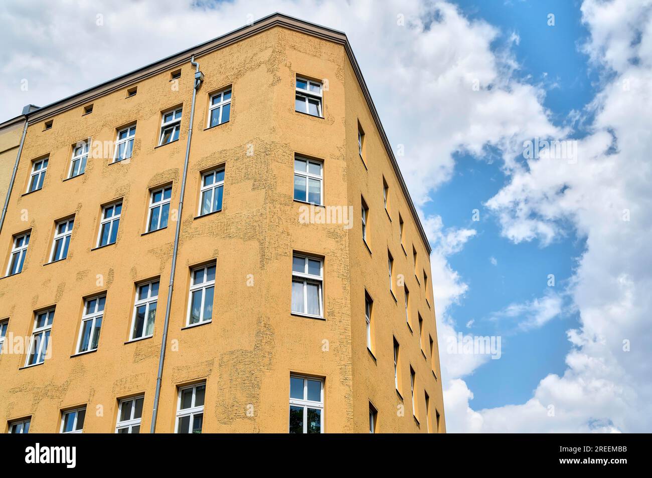 Simple house building hi-res stock photography and images - Alamy