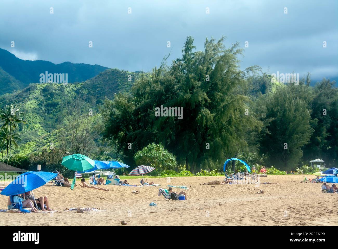 Crowd at beaches hi-res stock photography and images - Alamy