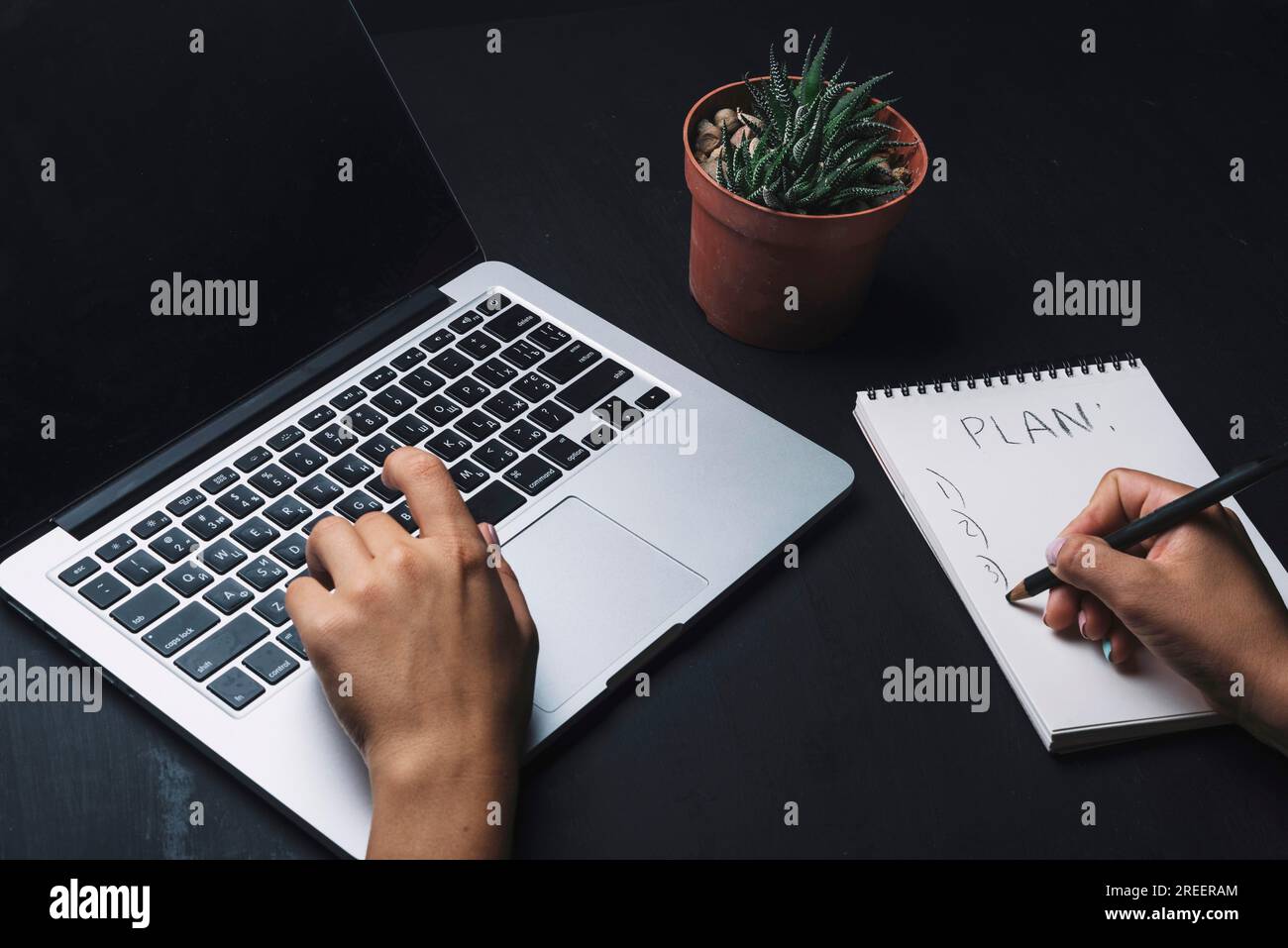 Laptop computer calendar hi-res stock photography and images - Alamy