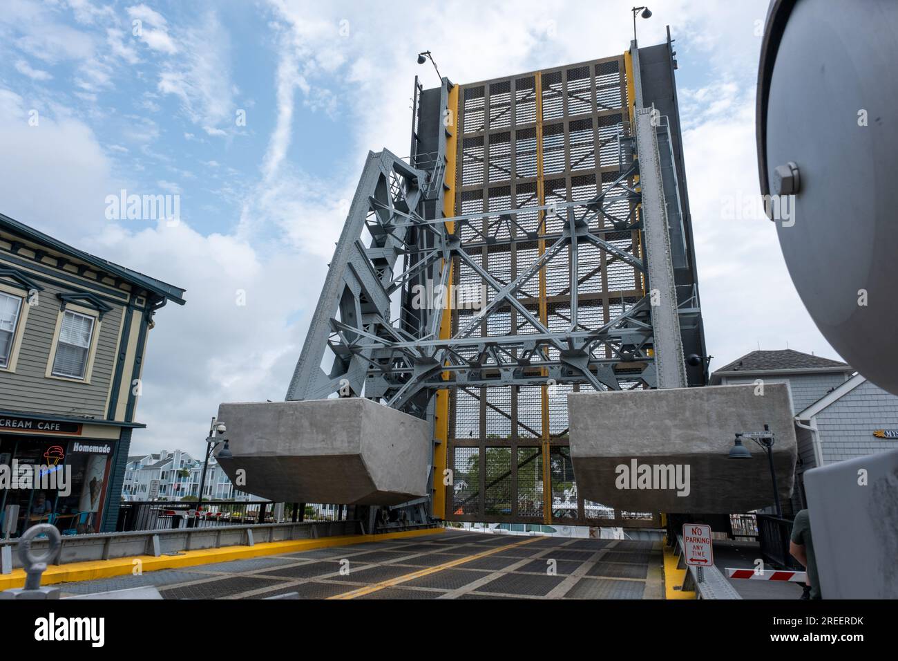 New bascule bridge hi-res stock photography and images - Alamy