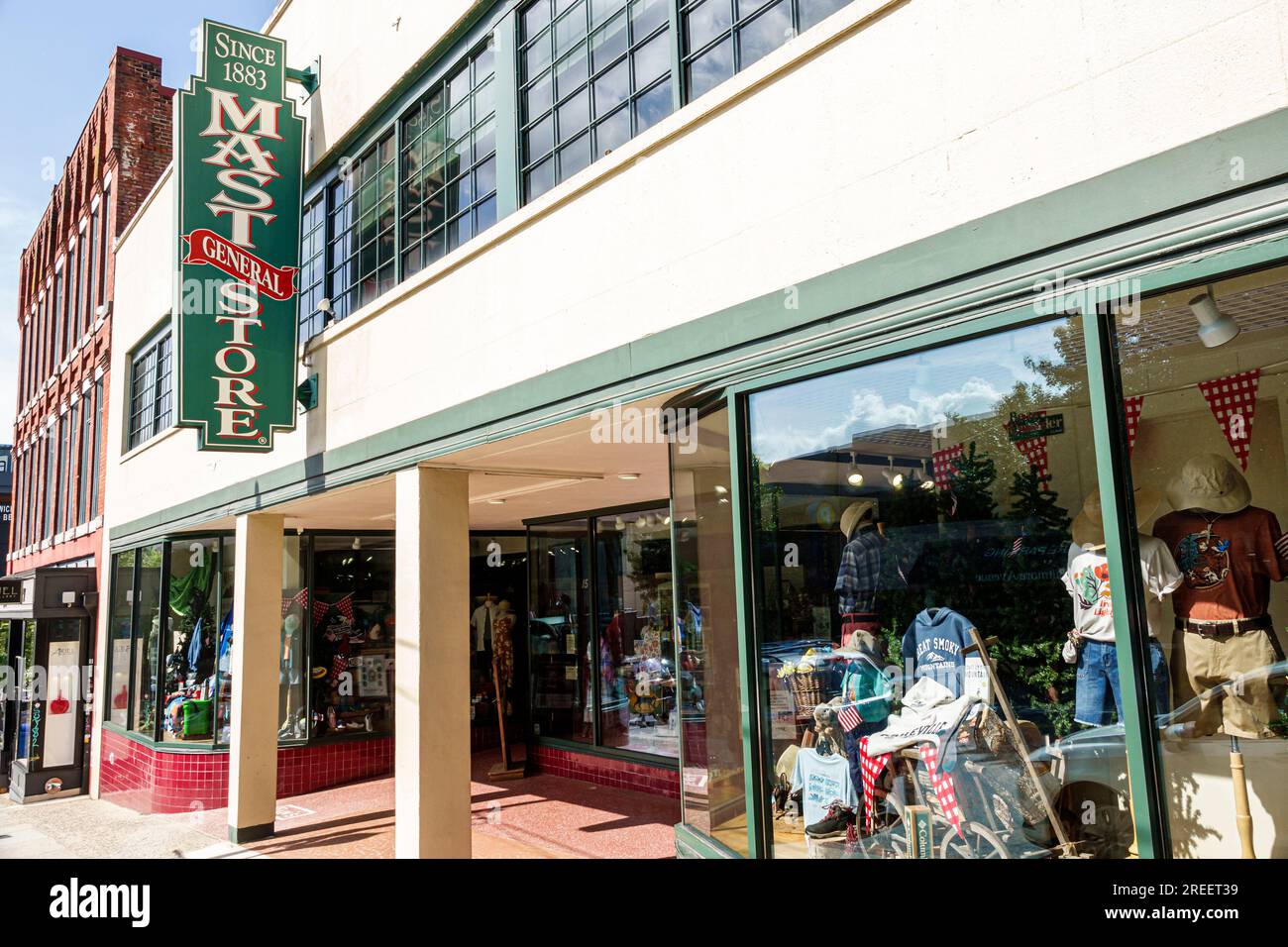Exterior of the mast general store hi-res stock photography and images ...