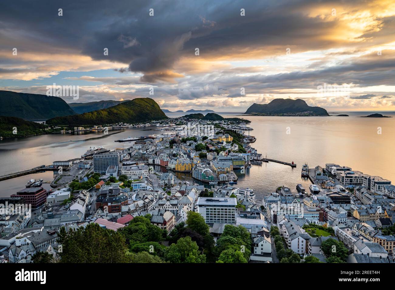 View of Alesund, Old Town and Harbour, Art Nouveau, Alesund, More og ...