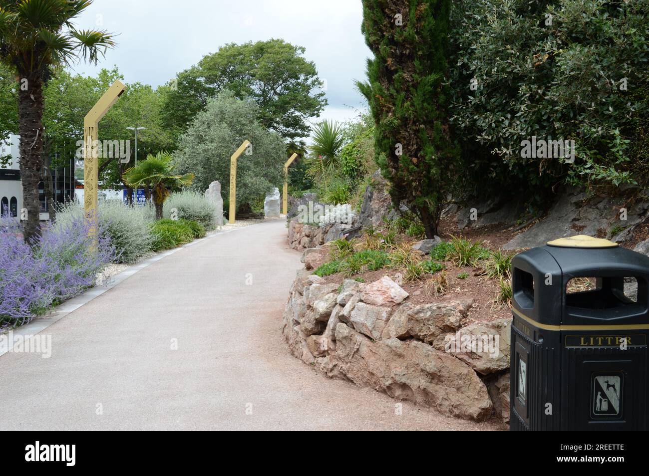 Garden proud! Keep the garden litter-free. Exotic flowers in public ...