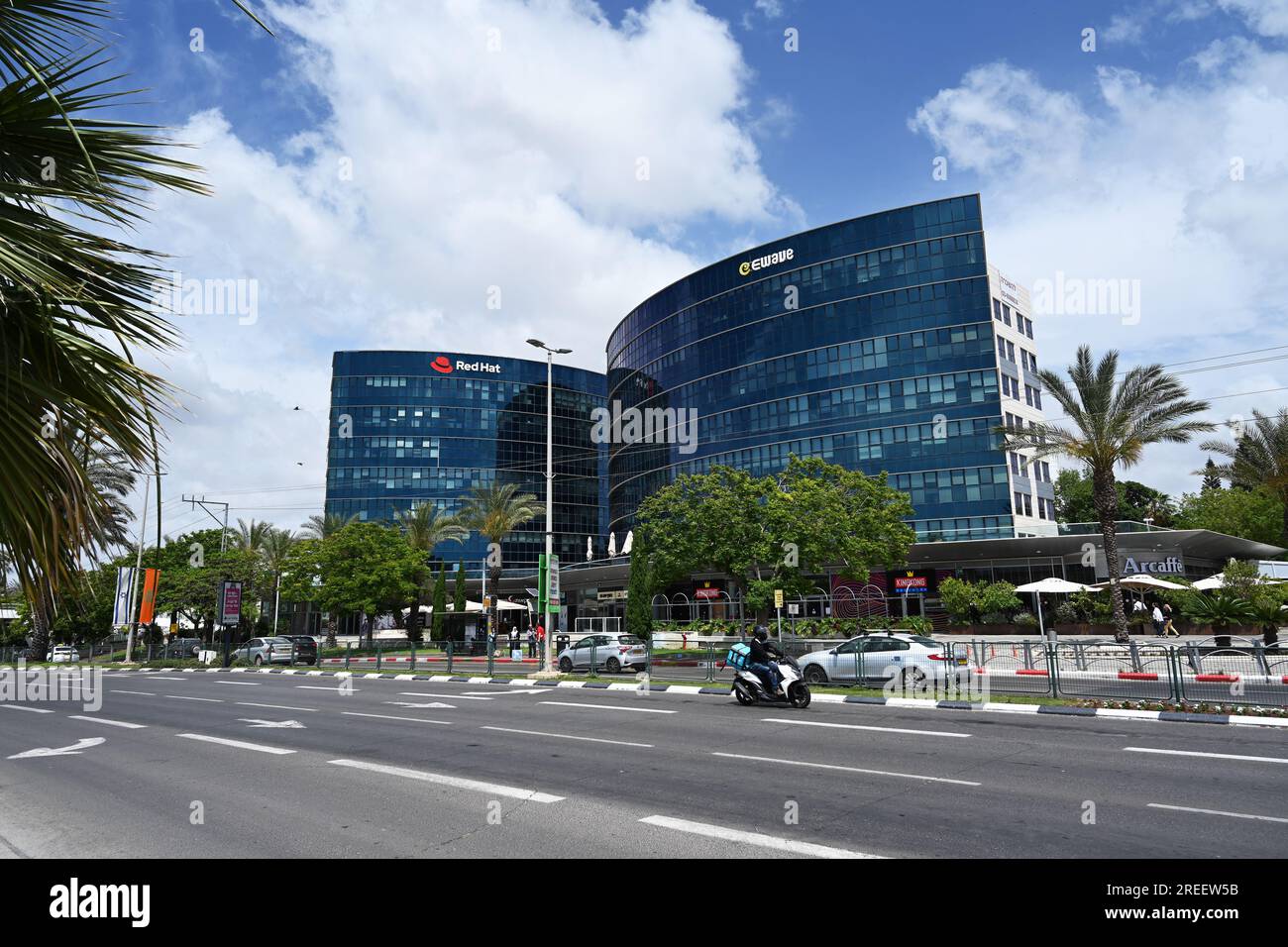 Shopping center office buildings hi-res stock photography and images ...