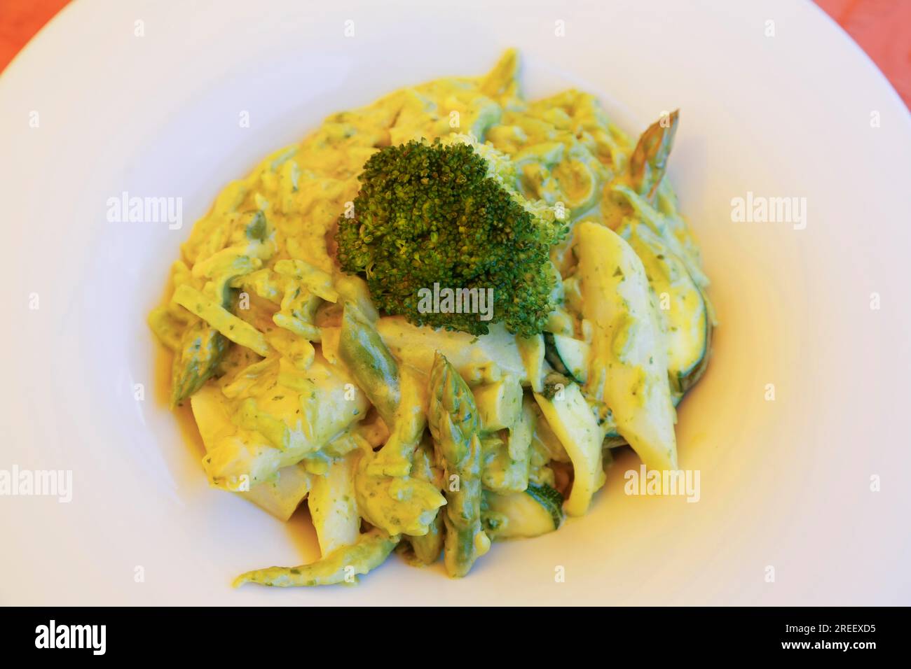 Vegetarian cuisine, pasta with vegetables, green and white asparagus ...
