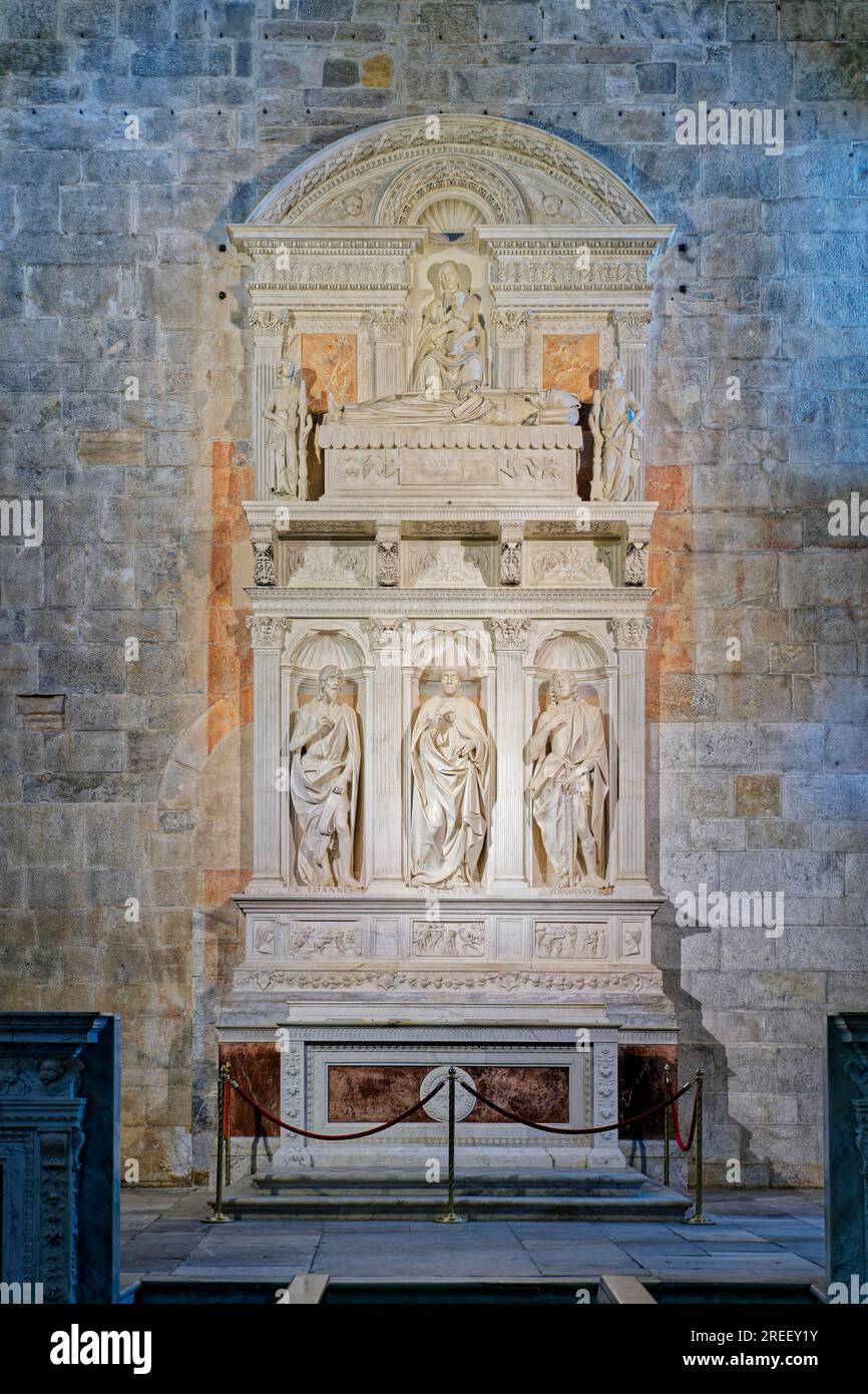 Altar of Saint Regulus, Altare di San Regolo, sculptor Matteo Civitali ...