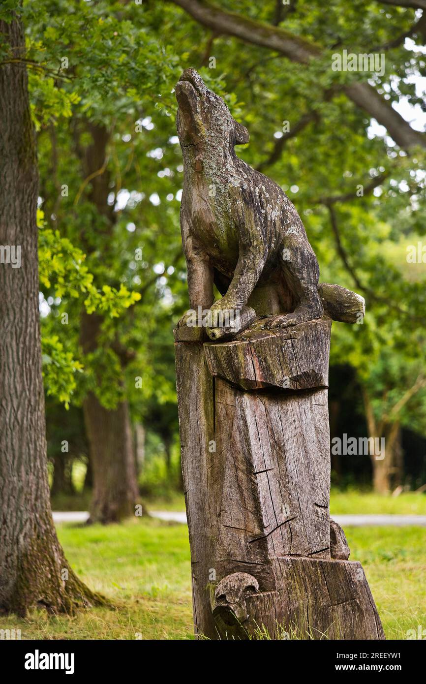 Sculpture from a tree trunk of a howling wolf in Sababurg Zoo ...