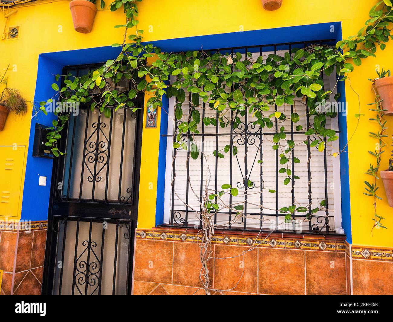 Closed cafe in the backstreets of Fuengirola in Spain Stock Photo - Alamy