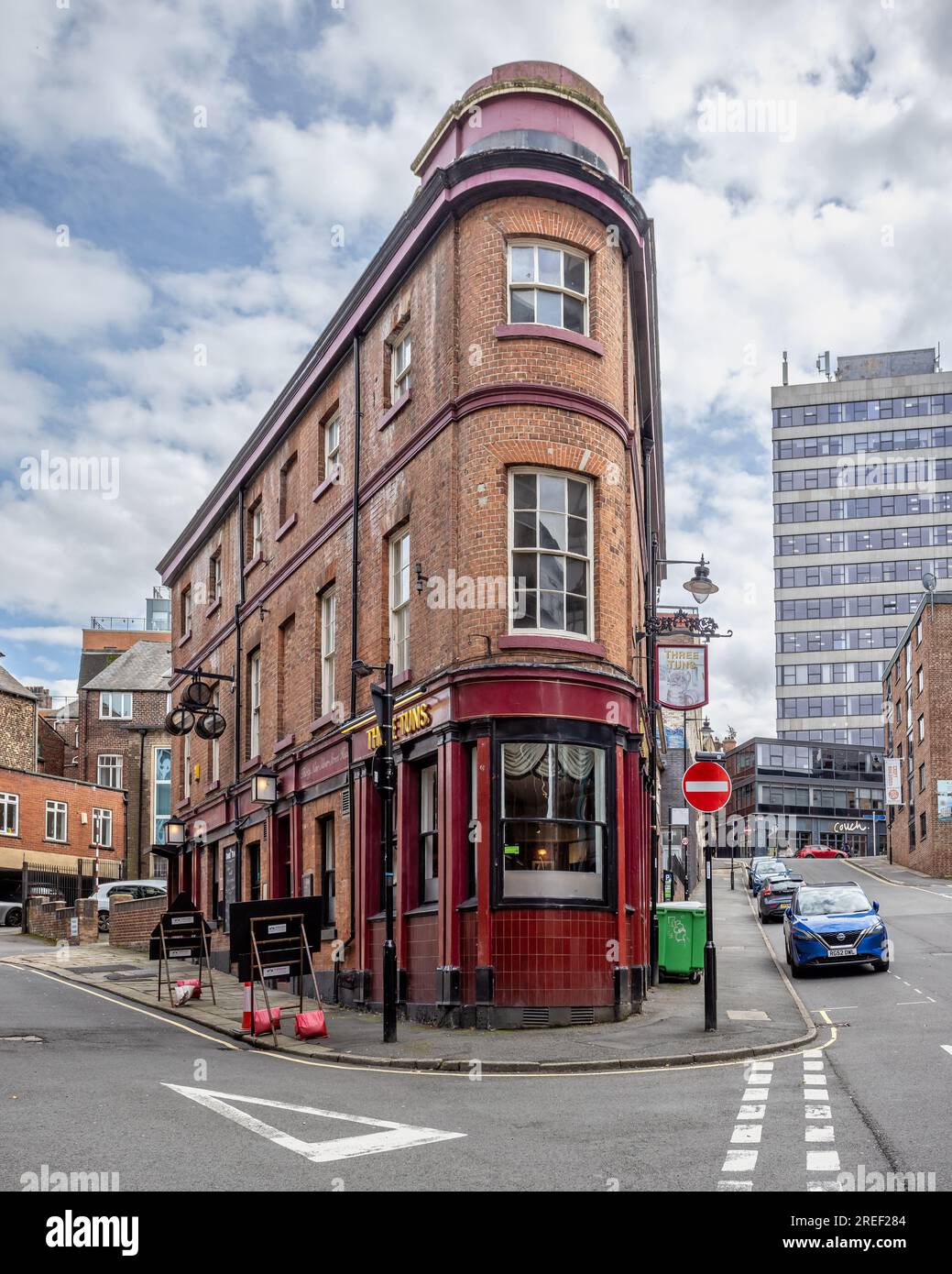 Triangular head shape hi-res stock photography and images - Alamy