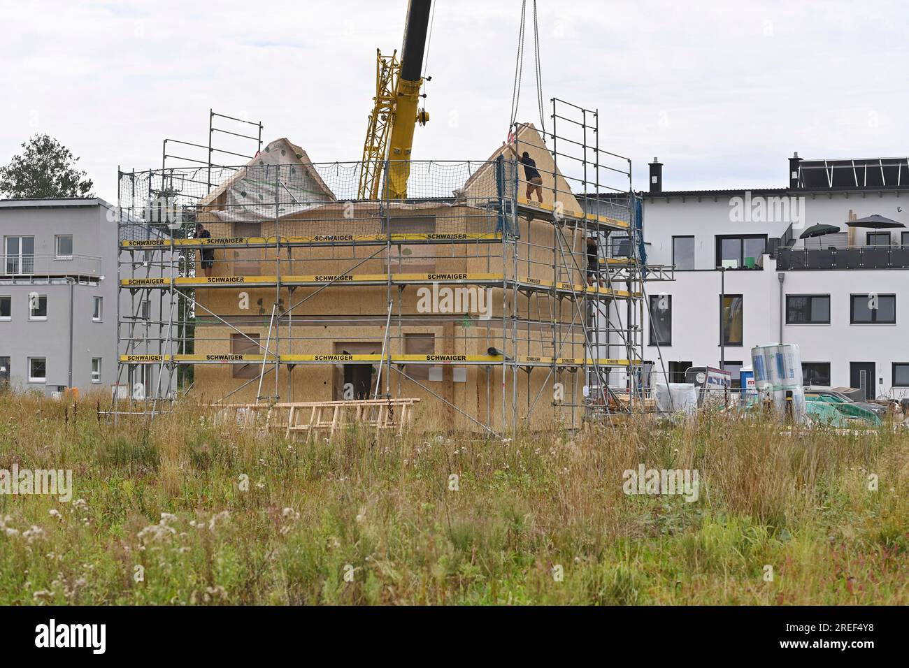 Allershausen, Deutschland. 27th July, 2023. Workers set up a ...