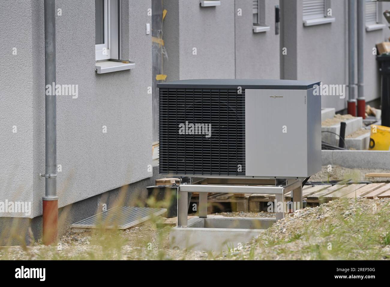 Allershausen, Deutschland. 27th July, 2023. Topic photo heat pump ...