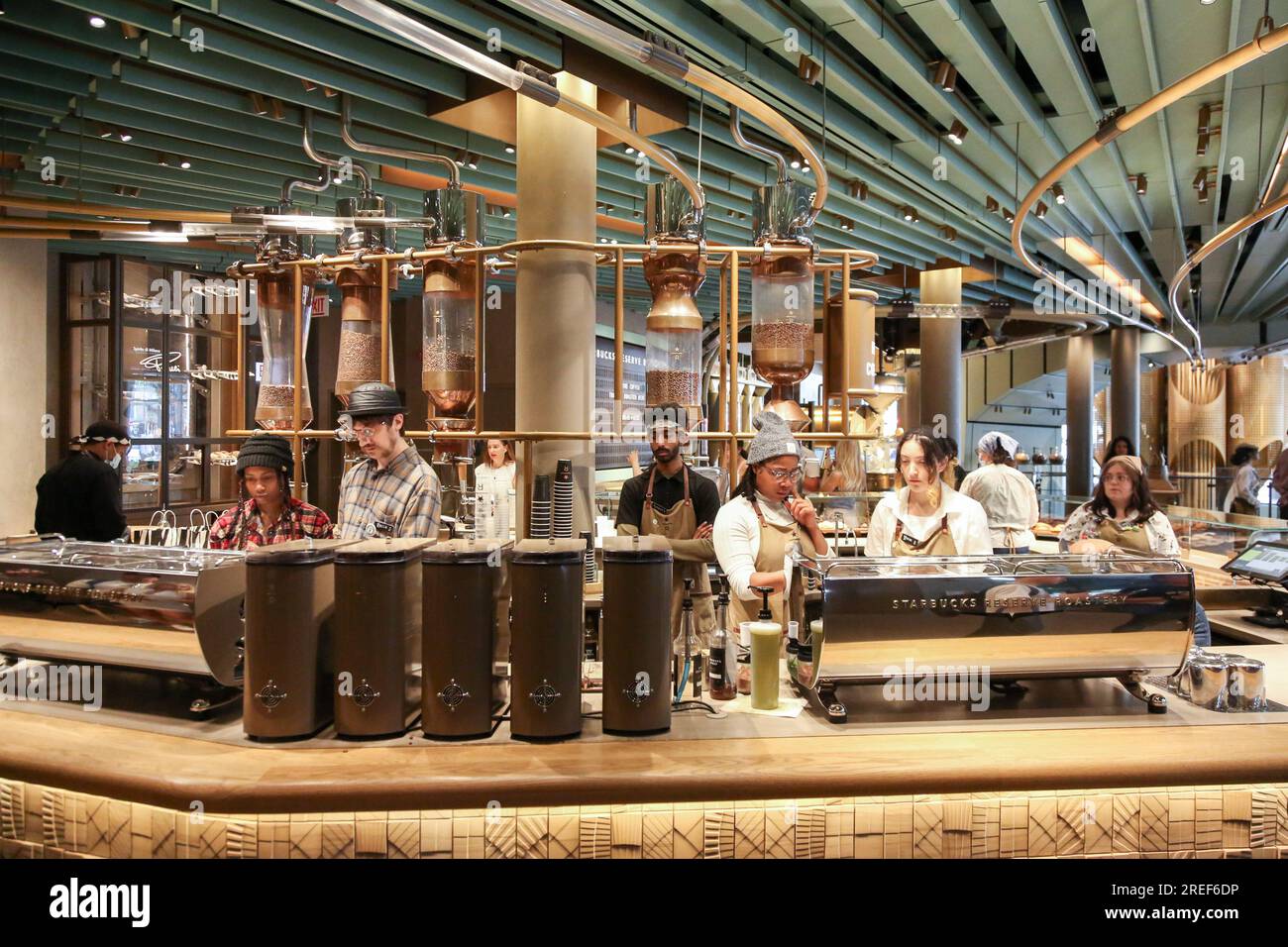 Starbucks reserve roastery chicago hi-res stock photography and images ...