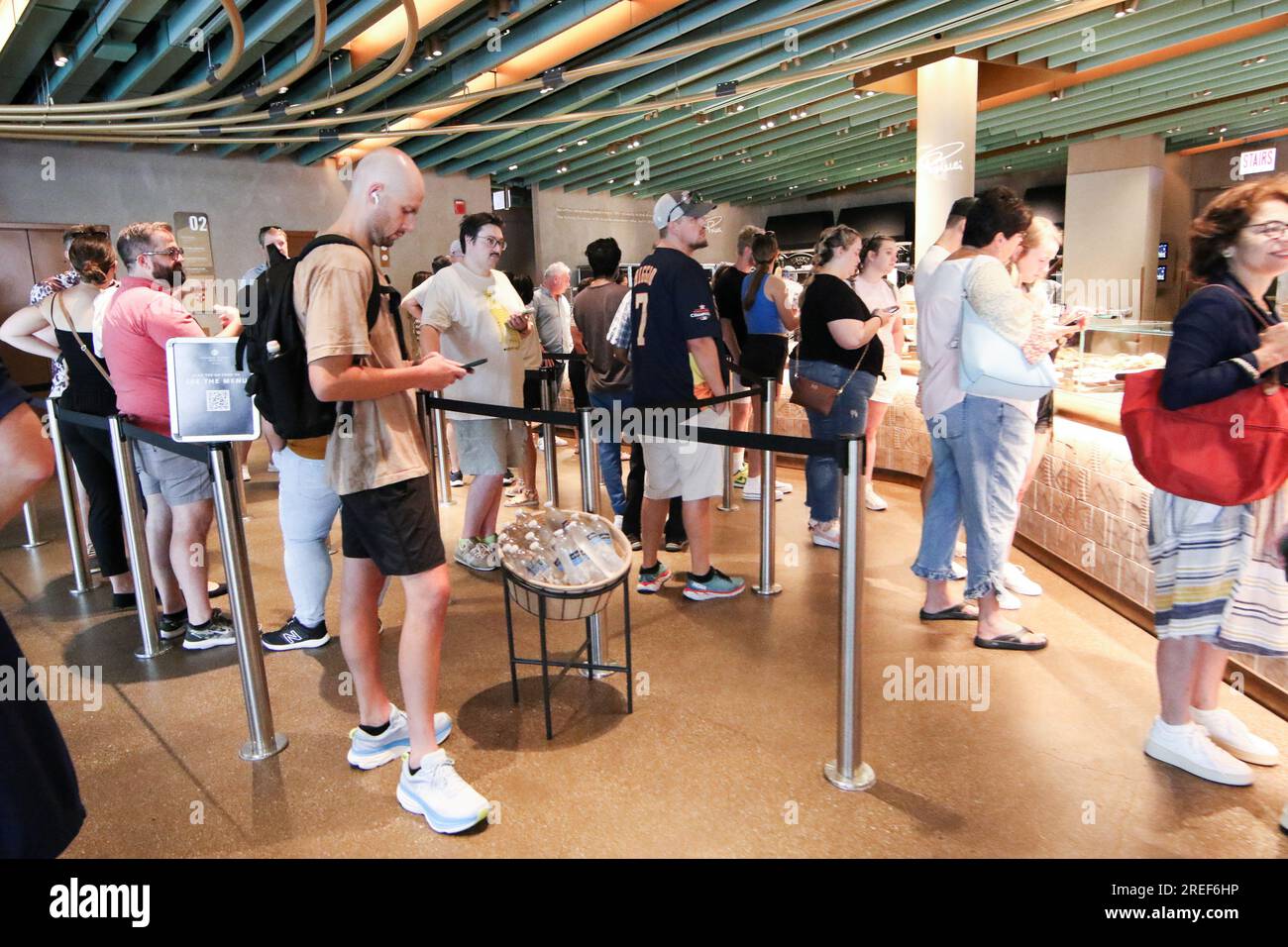 Starbucks chicago roastery hi-res stock photography and images - Alamy