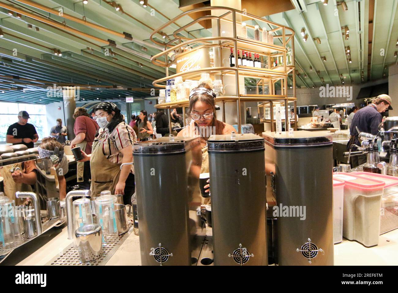Starbucks chicago roastery hi-res stock photography and images - Alamy