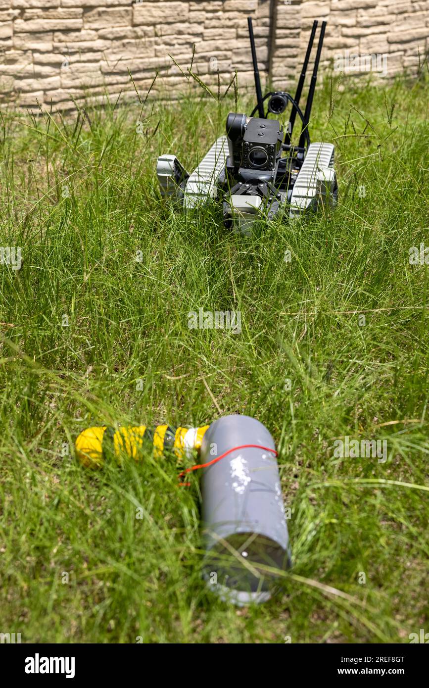 U.S. Marine Corps explosive ordnance disposal technicians with Combat ...