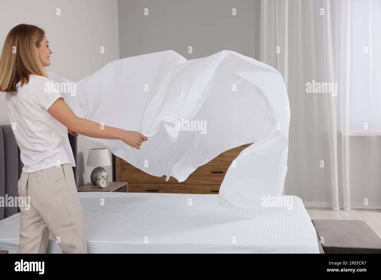 Woman changing sheets hi-res stock photography and images - Alamy