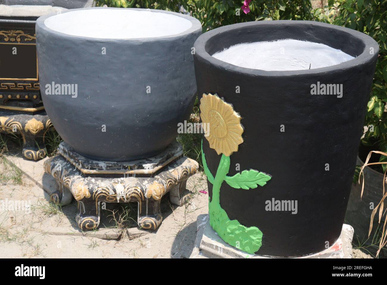 big earthen jar clay jar pottery jar Thai jar handicraft for tree and ...