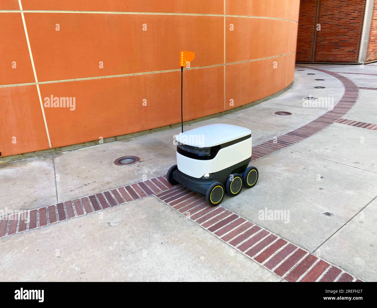 Robot delivery usa hi-res stock photography and images - Alamy