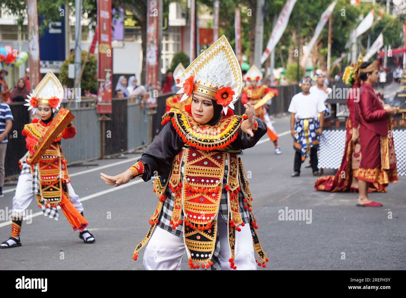 Tari baris dadap hi-res stock photography and images - Alamy