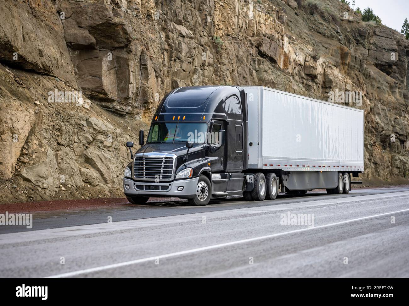 Industrial black big rig high cab semi truck tractor for truck driver ...