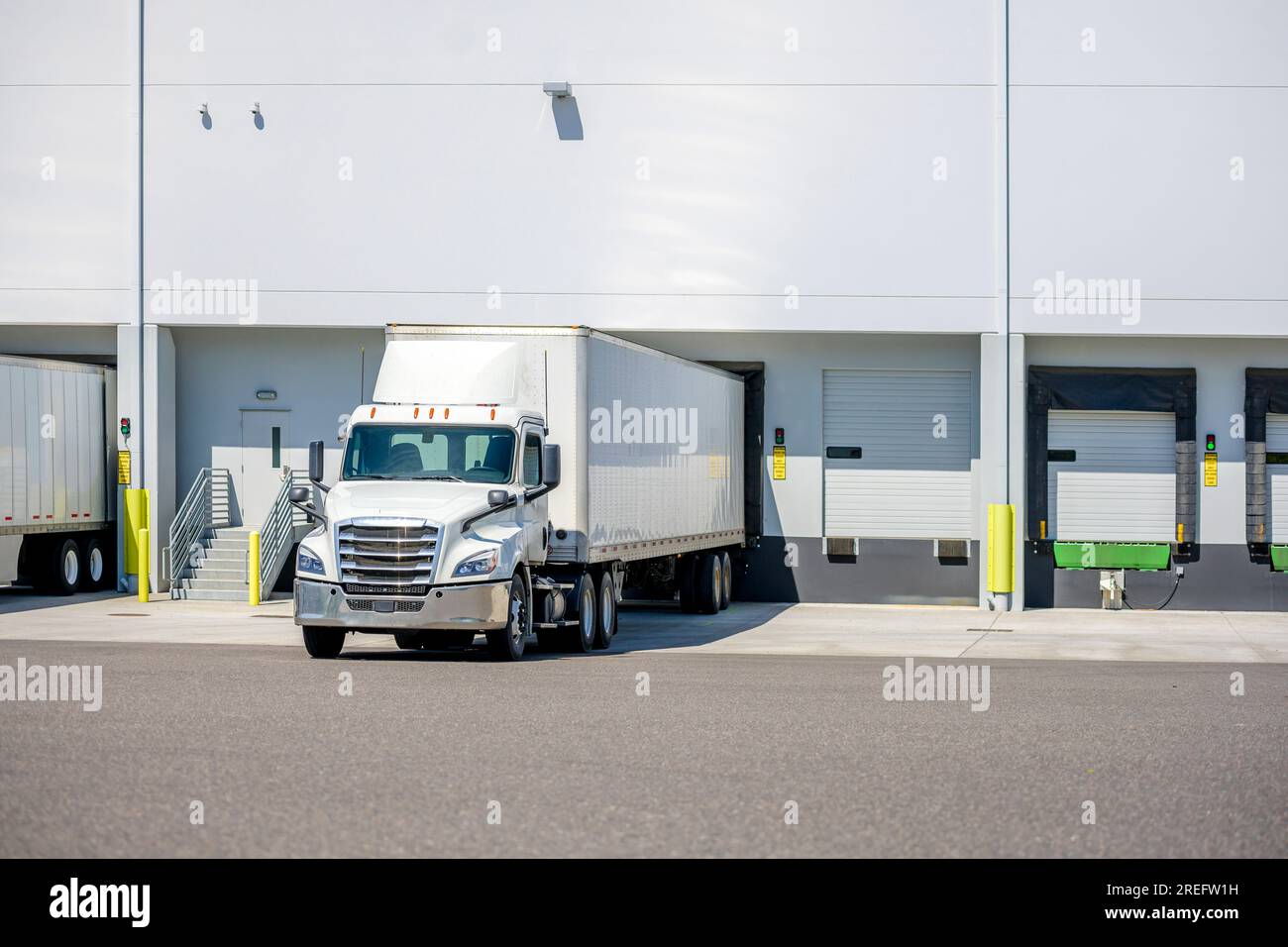 Industrial standard professional white day cab big rig heavy duty semi ...