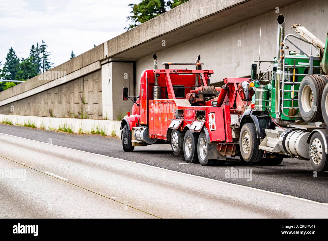 Road assistant helper mobile heavy duty big rig towing semi truck pick ...