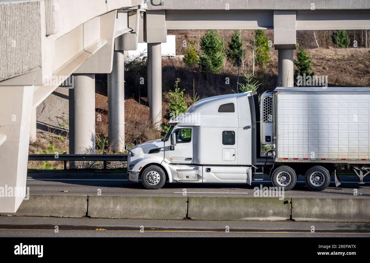 Industrial white big rig high cab for truck driver rest semi truck ...