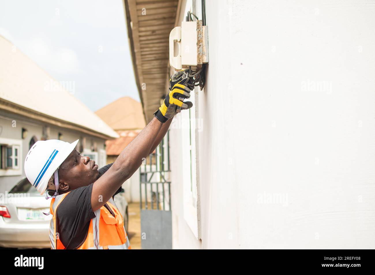 African electrician hi-res stock photography and images - Alamy